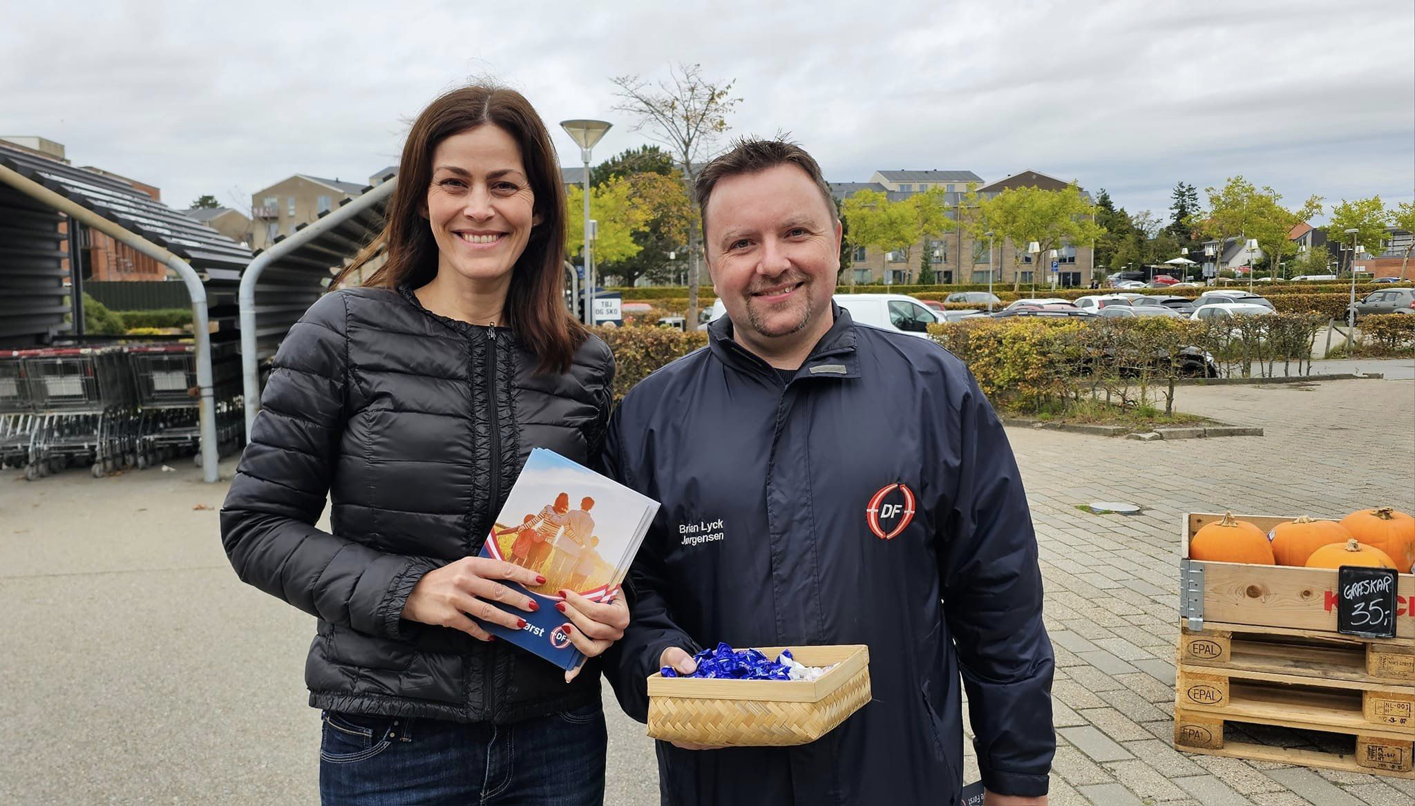 Mette Thiesen kom forbi DFs gadekampagne i Helsinge - Dansk Folkeparti ...